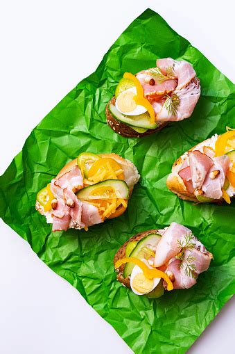 다양한 스터핑으로 스모레브로드 크림 치즈 메추라기 계란 토마토 베이컨 야채와 트렌디 한 오픈 샌드위치 현대 여름 정물 건강 한 간식의 생활 미니멀리즘 스타일의 플랫 레이 0