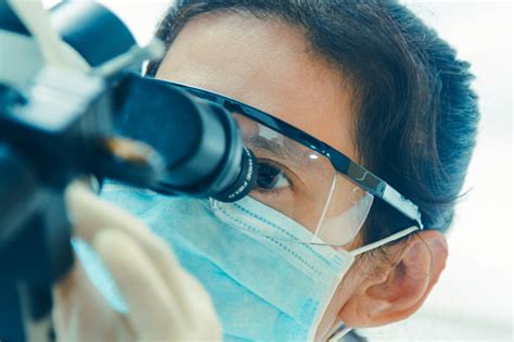 임상 실험실 화학 수식 및 Dna 분자 구조 과학 개념 과학 사람들 및 선택적 초점에 현미경을 찾고 여성 과학자의 닫습니다 Dna에 대한 스톡 사진 및 기타 이미지 Istock