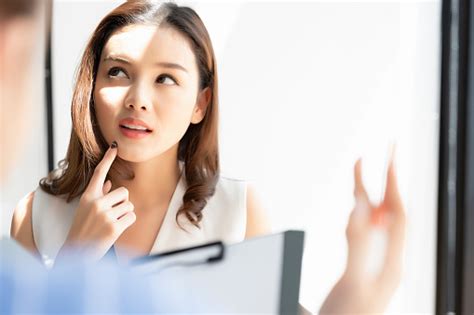 아름다운 젊은 아시아 여성 직원이 면접 중에 있습니다 사무실에서 지원자와 면접을 진행하는 인적 자원 관리자 20 24세에 대한