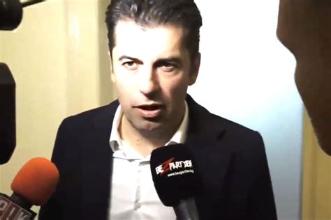 САМО В ПИК Подгониха Киро с Конституцията Найо Тицин го пази ВИДЕО Информационна агенция ПИК