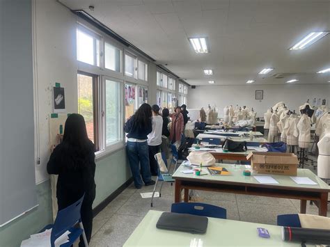 세명대학교 패션디자인학과 세명대학교 패션디자인학과 1학년 디자인 수업시간 컨투어 드로잉과 블라인드 컨투어 드로잉을 학습하는 시간을 가졌습니다☺️ 컨투어 드로잉이란 컨투어