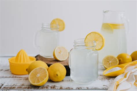 라틴 아메리카의 흰색 배경에 노란색 레몬이나 라임이 들어간 레모네이드 음료 한 잔 0명에 대한 스톡 사진 및 기타 이미지 0