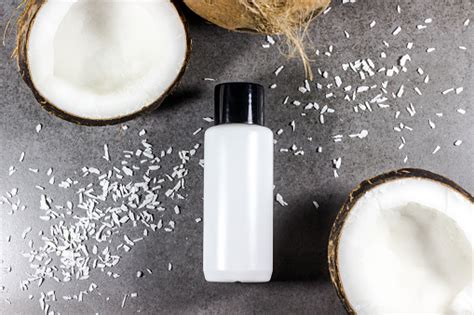 코코넛 오일 또는 천연 화장품 개념입니다 흰색 병 모 캡 코코넛 그리고 회색 바탕에 야 자 열매 플레이크와 구성 평면도 0명에 대한 스톡 사진 및 기타 이미지 Istock