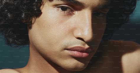 곱슬머리를 한 셔츠를 입지 않은 남자의 클로즈업 사진 Unsplash의 곱슬 머리 이미지