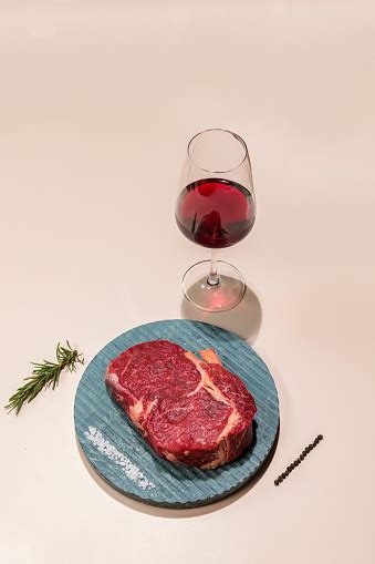 화려한 배경에 레드 와인 잔과 향신료가 있는 접시에 생 쇠고기 스테이크 고기 0명에 대한 스톡 사진 및 기타 이미지 0명 Entrecôte 건강한 생활방식 Istock