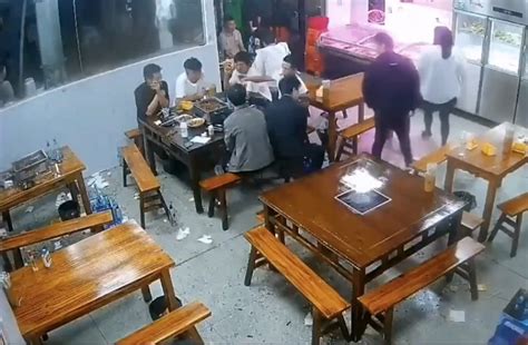 影／看黑絲引衝突！男去隔壁桌打人臉 被圍毆1打6