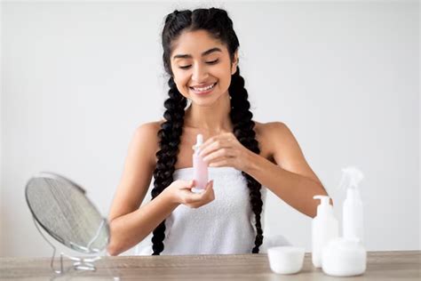 जानें क्या ऑयली स्किन को वाकई होती है मॉइश्चराइजर की जरूरत Does Oily Skin Need Moisturizer