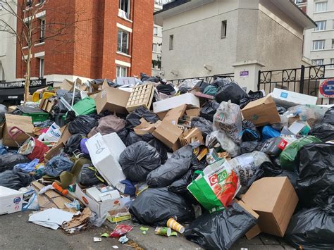 [르포] 쓰레기에 뒤덮인 파리…치우는 사람들 그리고 방해하는 사람들 연합뉴스