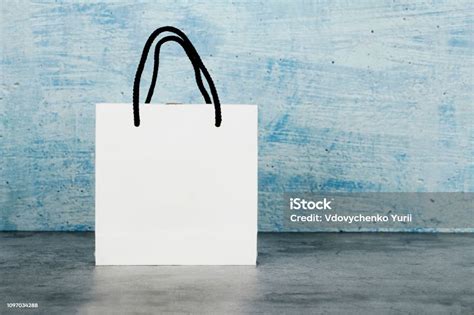 회색과 파란색 배경에 커피 한 잔과 종이 흰색 가방 닫습니다 텍스트에 대 한 장소입니다 선물 포장에 대 한 개념을 비웃는 다 0명에 대한 스톡 사진 및 기타 이미지 Istock