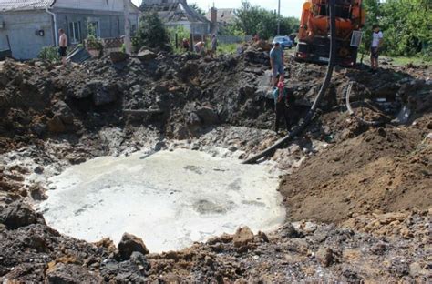 Величезна вирва та пошкоджені будинки голова ДніпроОВА оприлюднив фото нічного ракетного