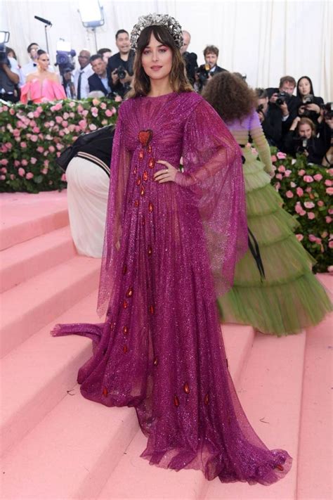 Model Dakota Johnson At Met Gala 2019 In New York Estilo De Dakota