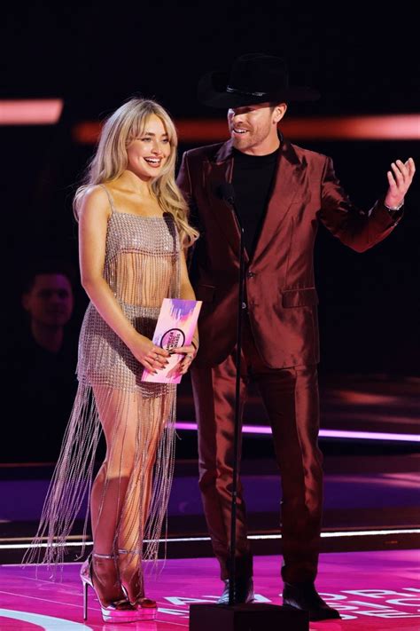 Taylor Swift And Sabrina Carpenter S Dramatic Height Difference At The