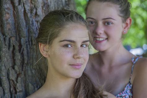 2 девушки обнимая один другого в пуще Стоковое Фото изображение насчитывающей пуща