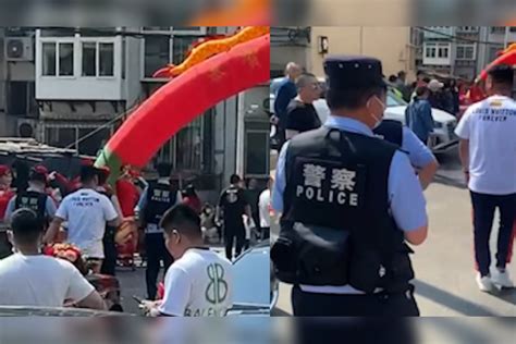 新人结婚现场婚闹，新郎新娘被绑在树上，热心大妈叫来警察解围！大妈新人