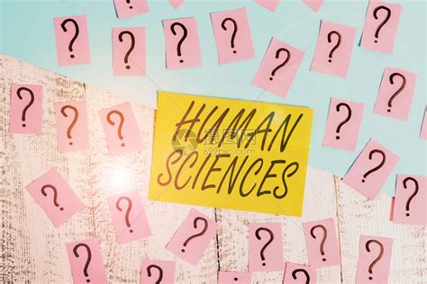显示人文科学的概念手写概念意义研究人类生活的社会和文化方面木桌上高清图片下载 正版图片504460071 摄图网