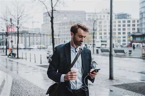 음악을 듣고 하 고 스마트 전화를 사용 하 여 거리에 산책 하는 사업 헤드폰에 대한 스톡 사진 및 기타 이미지 헤드폰 남자 걷기 Istock