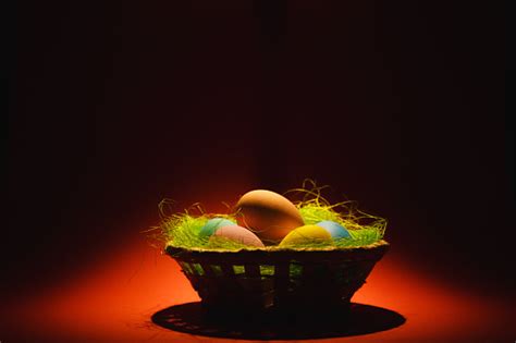 다채로운 파스텔 모노 전통적인 그린된 부활절 달걀 바구니 검은 그림자 실루엣 빛과 어둠 빨간색 배경에 녹색 잔디입니다 광고에 대 한 공간을 복사 합니다 텍스트에 대 한 장소