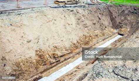 교체 후 수도관을 발굴 오래된 집 근처의 보호 흰색 케이스에 파이프라인 파이프라인교체 0명에 대한 스톡 사진 및 기타 이미지 Istock