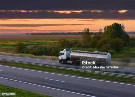 고속도로에서 운전하는 이더말 탱크 트럭 석유 및 가스 운송 및 물류 유조 트럭에 대한 스톡 사진 및 기타 이미지 유조 트럭 트럭 고속도로 Istock