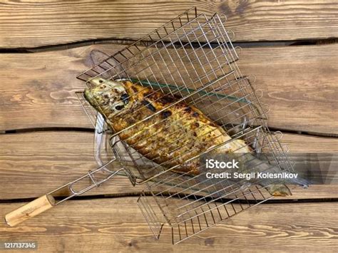 피크닉 중에 생선 굽기 나무 테이블에 철 그물에 연어 불에 요리 붉은 물고기 고기에 대한 스톡 사진 및 기타 이미지 고기 대형 물고기 Istock