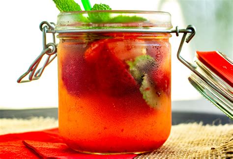 블랙과 레드 배경에 아이스 큐브와 민트와 함께 시원한 딸기 칵테일과 냅킨을 삼베 세련되고 맛있는 0명에 대한 스톡 사진 및 기타