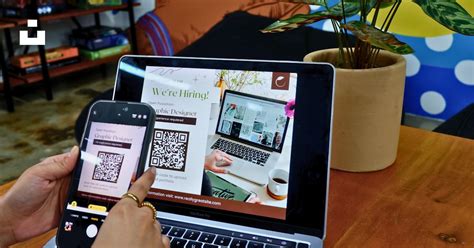 화면에 Qr 코드가 있는 노트북 컴퓨터를 사용하는 사람 사진 Unsplash의 무료 휴대폰 이미지