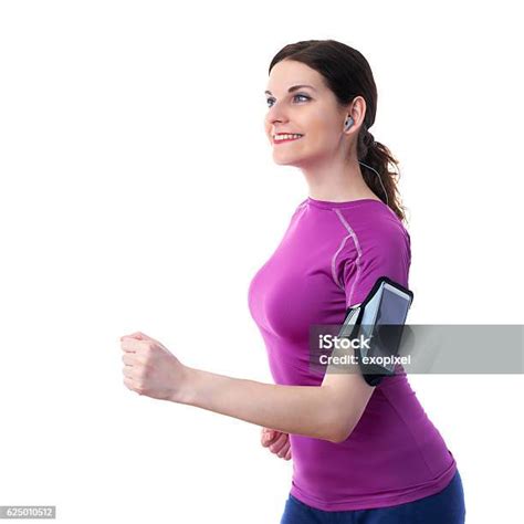 흰색 고립 된 위에 보라색 T짧은에서 웃는 스포티 한 여자 T 셔츠에 대한 스톡 사진 및 기타 이미지 T 셔츠 가냘픈 갈색 머리 Istock
