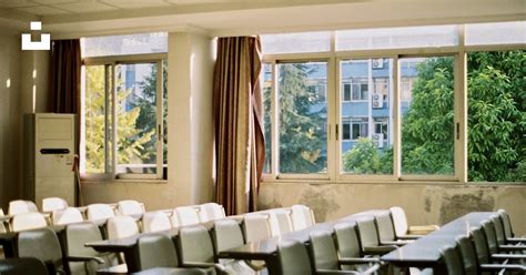 테이블과 의자가 있는 방 사진 Unsplash의 무료 교육 이미지