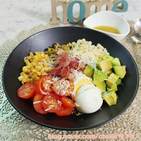 아보카도 샐러드상콤한 드레싱에 마카로니까지 넣어 든든