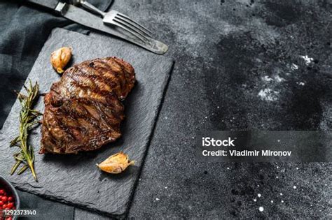 석판에 구운 플랫 아이언 스테이크 대리석 쇠고기 검은 색 배경 맨 위 보기입니다 복사 공간 안창살 스테이크에 대한 스톡 사진 및 기타 이미지 Istock