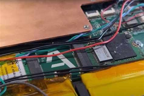 دانش‌آموز دبیرستانی در ۶ ماه یک لپ‌تاپ بسیار جذاب با شارژدهی ۷ ساعته