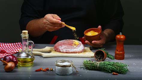 쇠고기 스테이크 요리사 손 검은 배경에서 밀과 향신료를 추가 합니다 음식 레시피 사진 복사 텍스트 고기에 대한 스톡 사진 및 기타 이미지 Istock