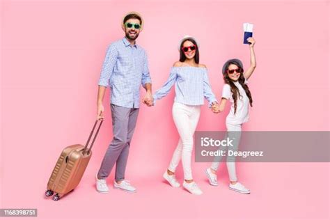 분홍색 배경 위에 고립 된 아름다운 세 사람 갈색 머리의 전체 길이 사진은 T 셔츠 격자 무늬 셔츠 안경 안경을 입고 손 트롤리를 들고 가족에 대한 스톡 사진 및 기타