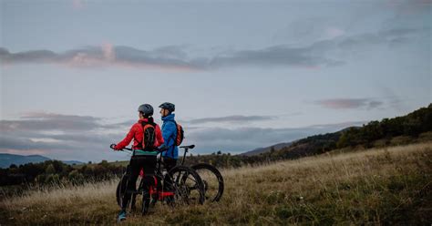 가을날 숲에서 야외에서 자연을 감상하는 전자 자전거를 탄 시니어 커플 바이커 사진 Unsplash의 생명력 이미지
