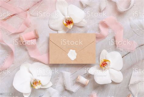흰색 난초 꽃 근처의 빈 봉인 된 봉투와 대리석에 실크 리본 모형 0명에 대한 스톡 사진 및 기타 이미지 0명 결혼식 꽃 식물 Istock