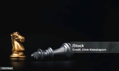 골든 나이트 호스 서 와 실버 킹 체스 떨어지는 비즈니스 경쟁 및 마케팅 전략 계획 개념의 우승자 체스에 대한 스톡 사진 및 기타 이미지 Istock