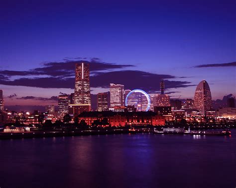 大桟橋埠頭から The Moon Age Calendar 夜景壁紙