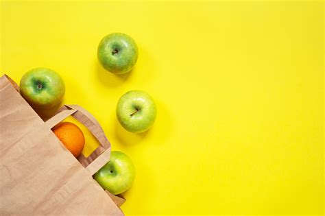 노란색 배경에 유기 공예 종이 상자에 상단 보기 배달 녹색 사과 공간을 복사합니다 식료품 쇼핑 식품 슈퍼마켓과 깨끗 한 먹는 개념 가방에 대한 스톡 사진 및 기타 이미지