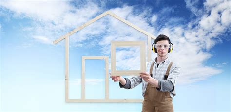 주택 건설 리노베이션 개념 핸디맨 목수 남자는 푸른 하늘 배경 생태 주택 개념에 고립 된 목조 주택의 모델을 보여줍니다 가구에 대한 스톡 사진 및 기타 이미지 Istock