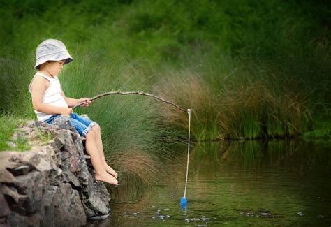 Маленький сын вбегает в комнату к маме и горько плачет Мама — Сына почему ты плачешь Сын