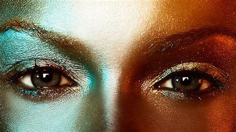 Момиче на слънцето с блестящ лосион за тяло Новини Woman Bg