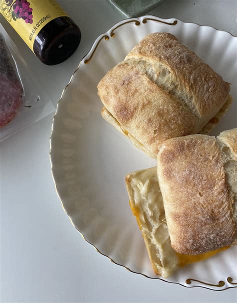 아보카도 살라미 치즈 샌드위치