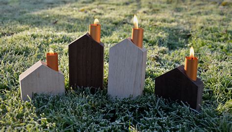 석탄 가스와 같은 화석 연료로 난방하는 에너지 위기 도식 목조 주택은 강림절 장식입니다 그들은 촛불 불꽃이 채찍질하는 구리 금속 굴뚝 보조금 에너지 절약을 가지고 있습니다