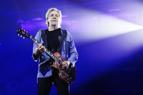 Com Cinco Anos De Atraso Paul Mccartney Recebe Camisa De Pelé
