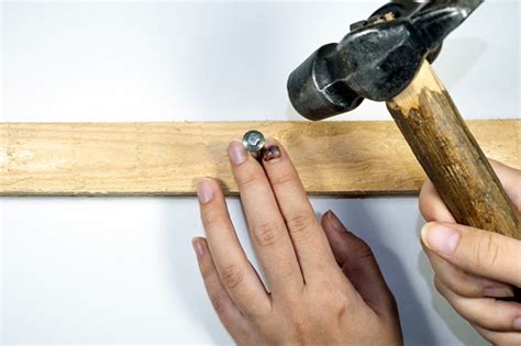 망치와 손톱 작업의 예방 조치 망치로 일하는 여자의 손 손톱에 타박상 때리기에 대한 스톡 사진 및 기타 이미지 때리기 망치 멍 Istock