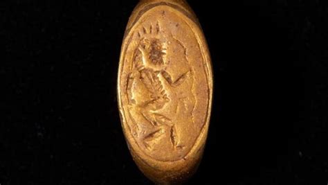 الآثار تعلن الكشف عن مجموعة من الحلي الذهبي بتل العمارنة بالمنيا صور