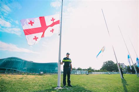 სახელმწიფო უწყებების შენობებზე საქართველოს დროშა დაეშვა გურიის მოამბე