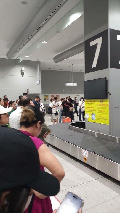 간사이 공항에서 수하물을 기다리는 사람들 Youtube