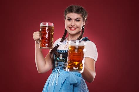 Chica Alemana En Traje Tradicional Con Dos Grandes Pintas De Pale Ale
