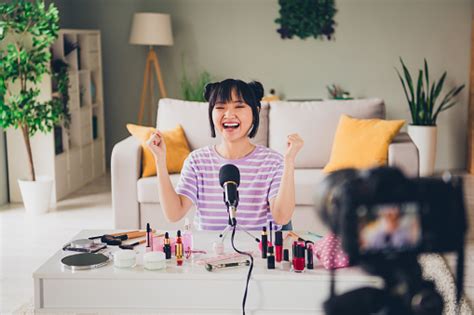 행운의 좋은 기분 여자 옷을 입은 줄무늬 보라색 티셔츠 상승 주먹 Vlogging 현대 가제트 실내 집 아파트 방 사진 20 24세에 대한 스톡 사진 및 기타 이미지